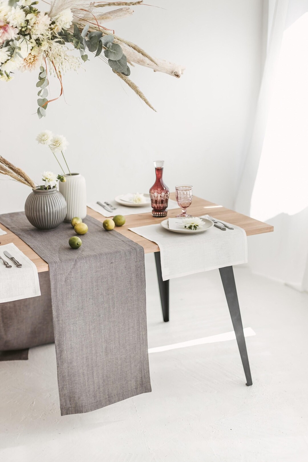 Runner da tavola natalizio in lino grigio per le feste rustiche. Runner ...