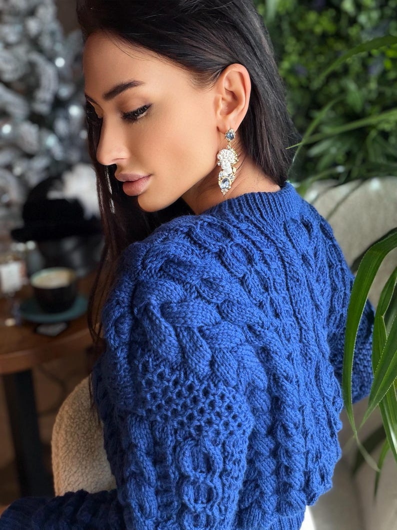 Suéter de lana merino azul real oscuro tejido a mano recortado para ...