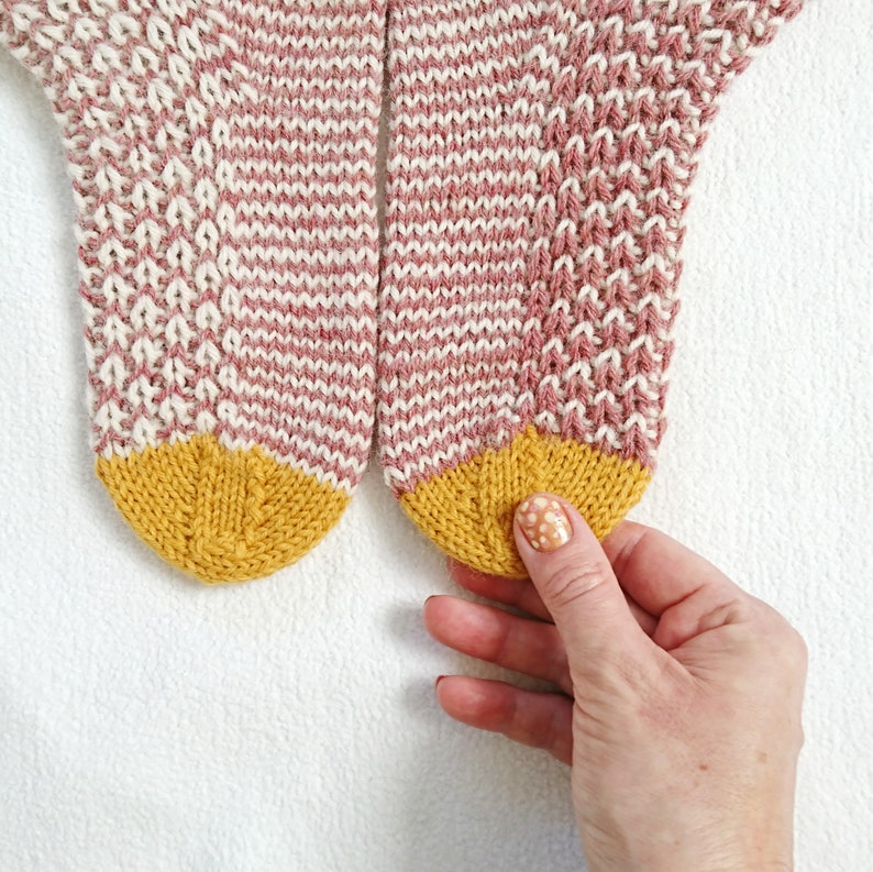 Fun and Easy Socks Knitting Pattern POP 'N' BOP Socks Dk/worsted/8ply ...