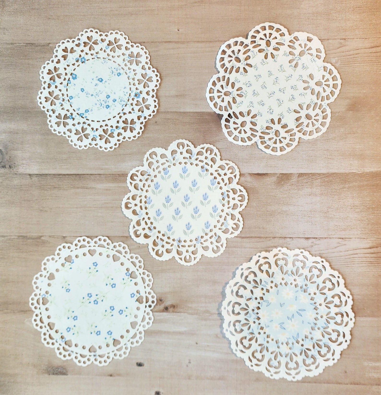 Round Paper Doilies With Floral Print in Light Blue and White Colors 10 ...