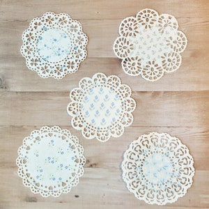 Round Paper Doilies With Floral Print in Light Blue and White Colors 10 ...