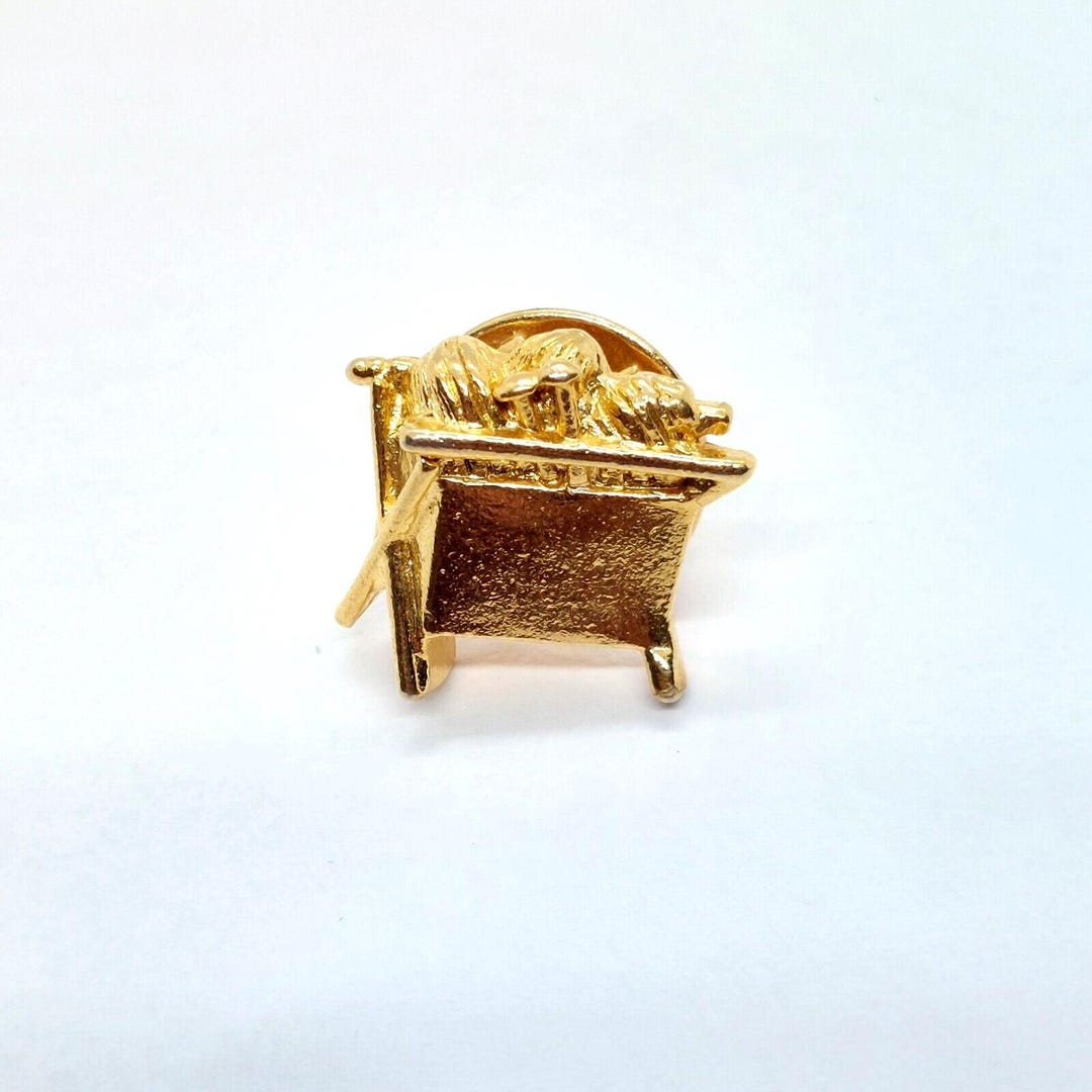 Baby Jesus Manger Crib Nativity Pin Gold Tone Lapel Enamel Collectible ...