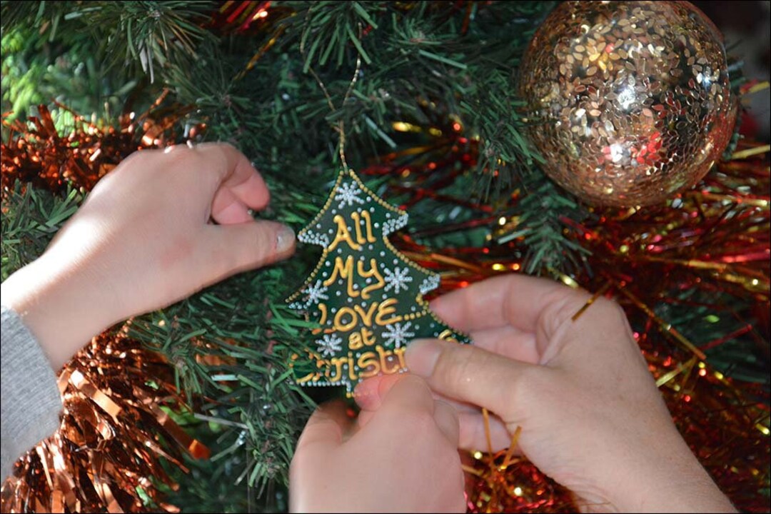 Personalised Christmas Gift Tag in Red OR Green, Xmas Tree Bauble ...
