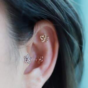 18G Flower Flat Back Labret Piercing,delicate Gold Labret Piercing ...