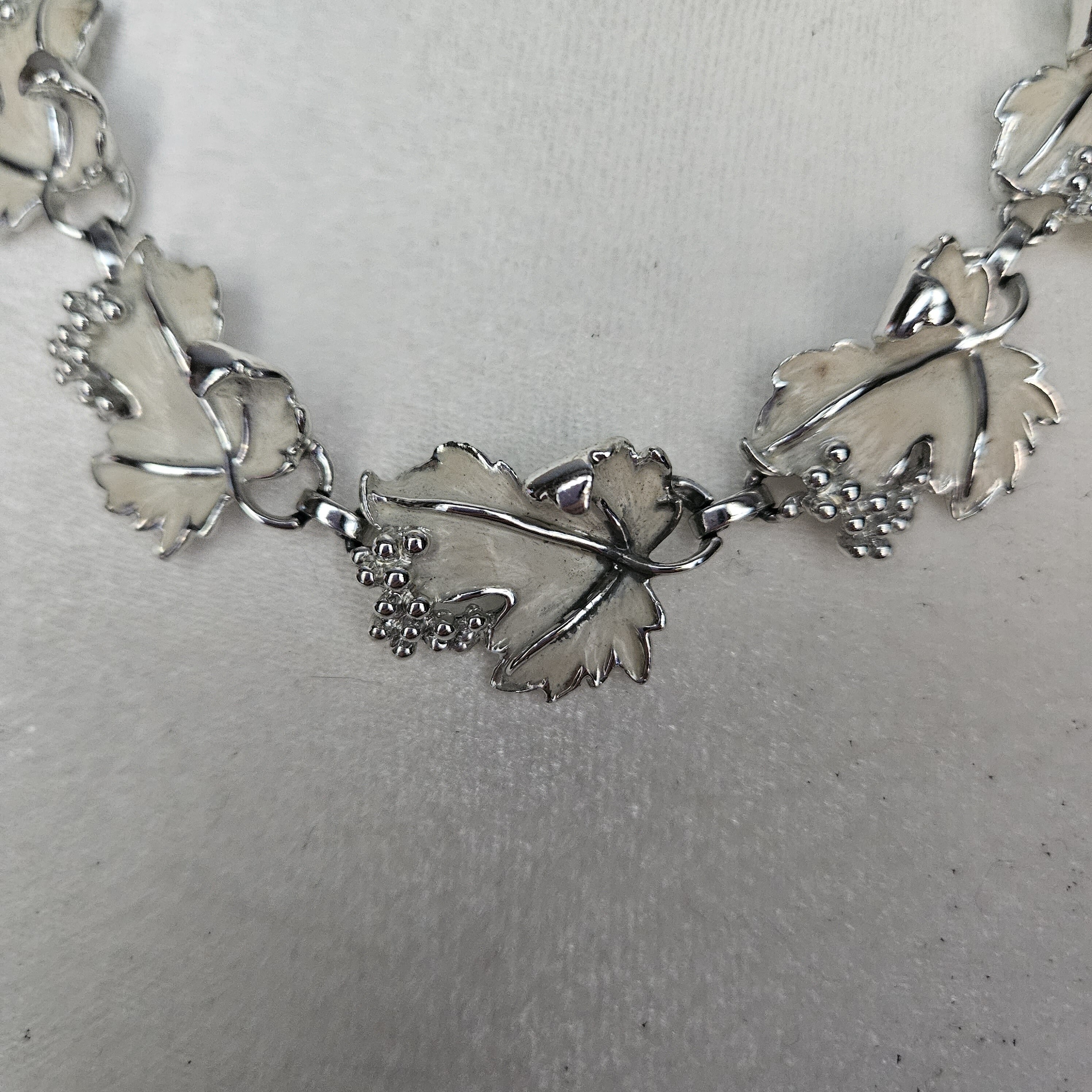 Vtg Sarah Coventry 3 Piece Silver and White Leaf Pattern Chocker ...