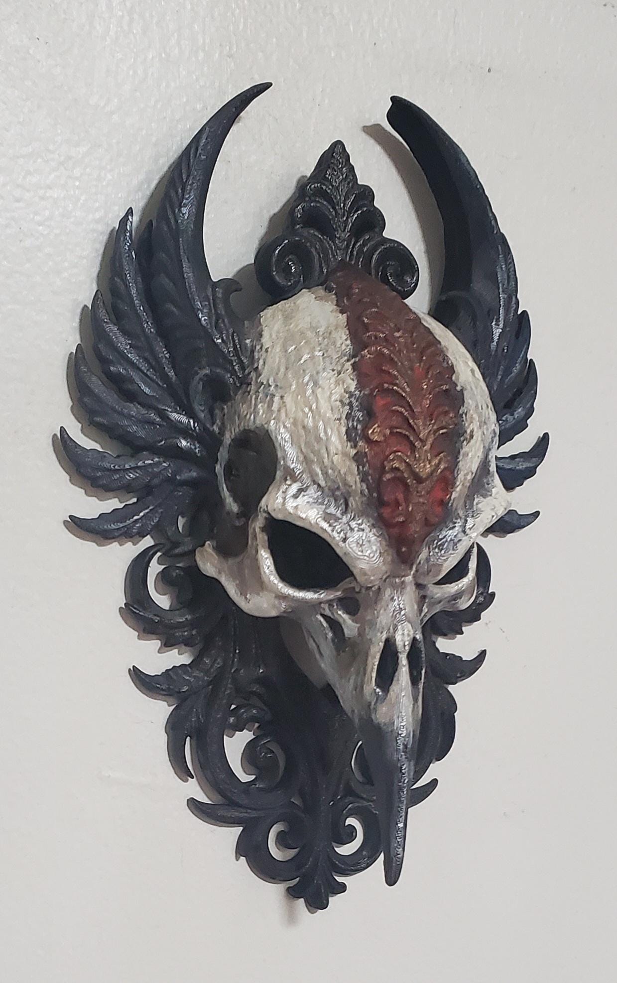 3D Printed Raven Mount With Wall Plaque Handpainted - Etsy