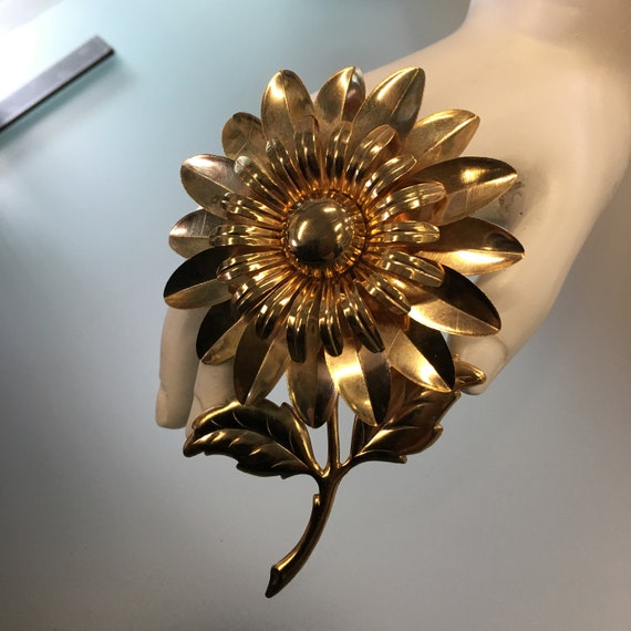 Large Daisy Brooch, Vintage Gold Tone Daisy Flower Br… - Gem