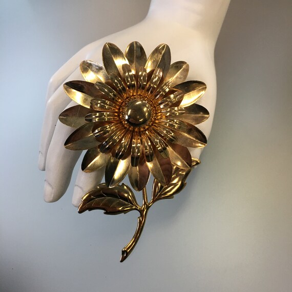 Large Daisy Brooch, Vintage Gold Tone Daisy Flower Br… - Gem