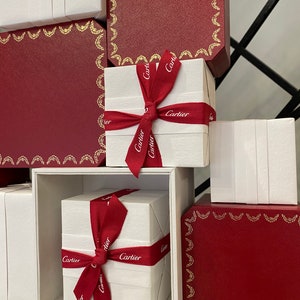 CARTIER Dealer Red White Box’s Window Display Cartier Christmas Display ...