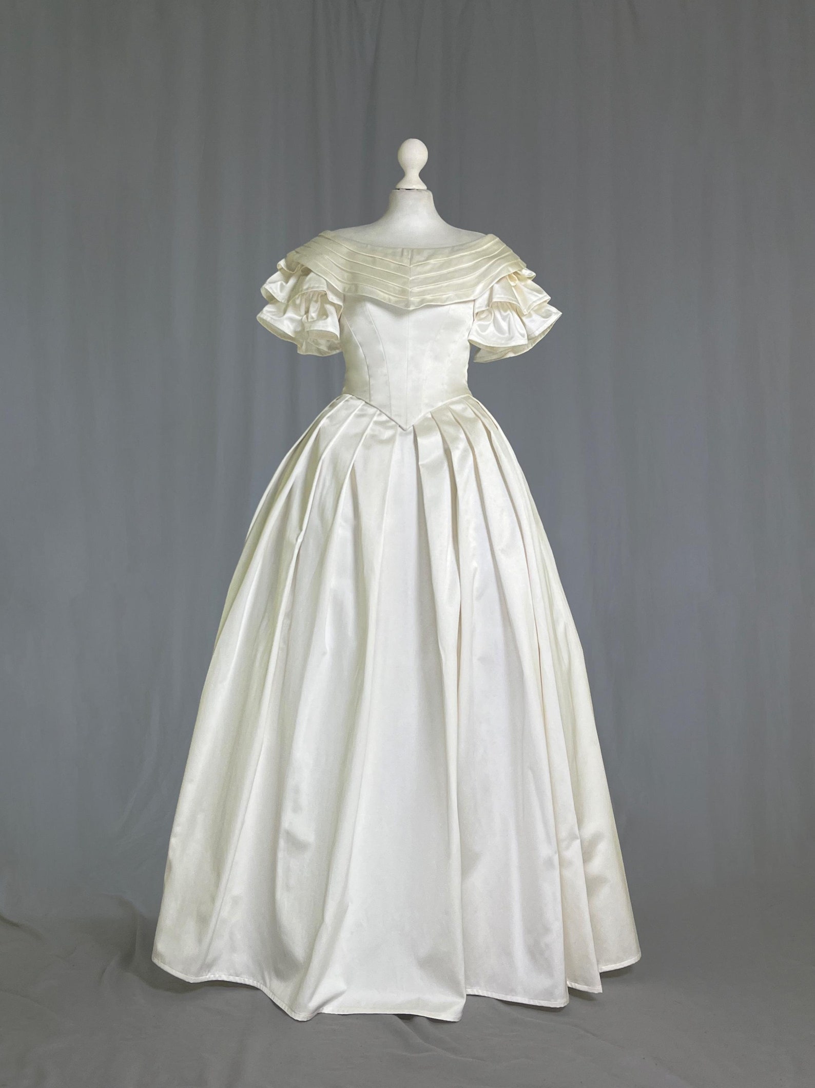 Early Victorian Gown, 1840s Offwhite Dress, Romantic XIX Century ...