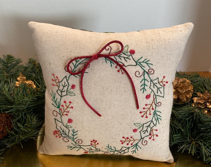 Hand Embroidered Christmas Wreath Pillow - Etsy