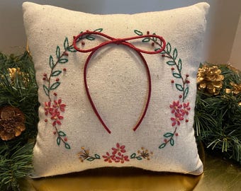 Hand Embroidered Christmas Wreath Pillow - Etsy