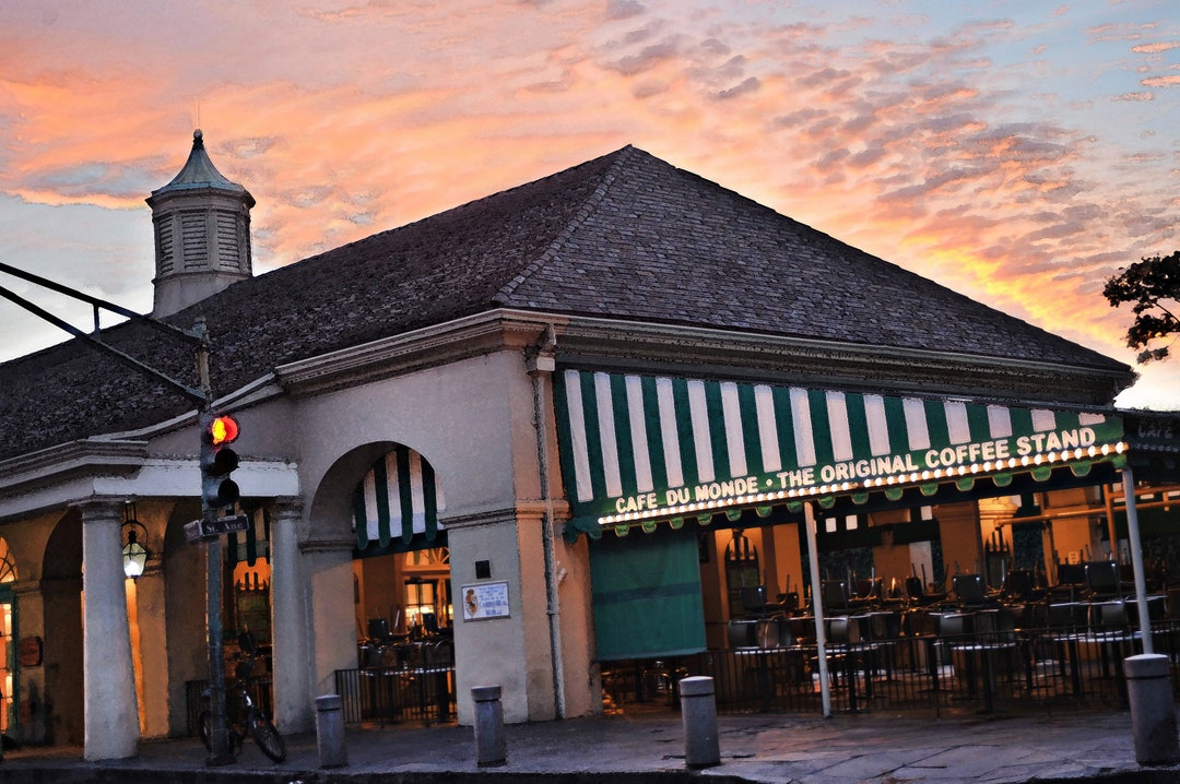Cafe Du Monde, Decatur Street in the French Quarter of New Orleans, LA ...