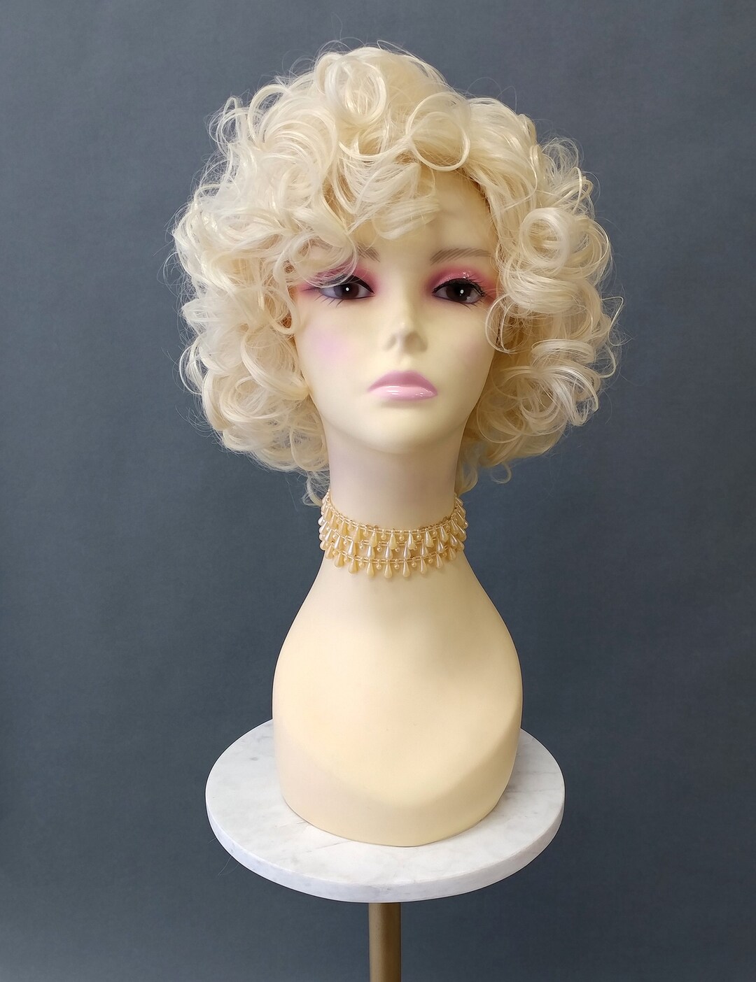 Blonde Heat Resistant Curly Short Bob Synthetic Wig 10 Inch cassie-613 ...
