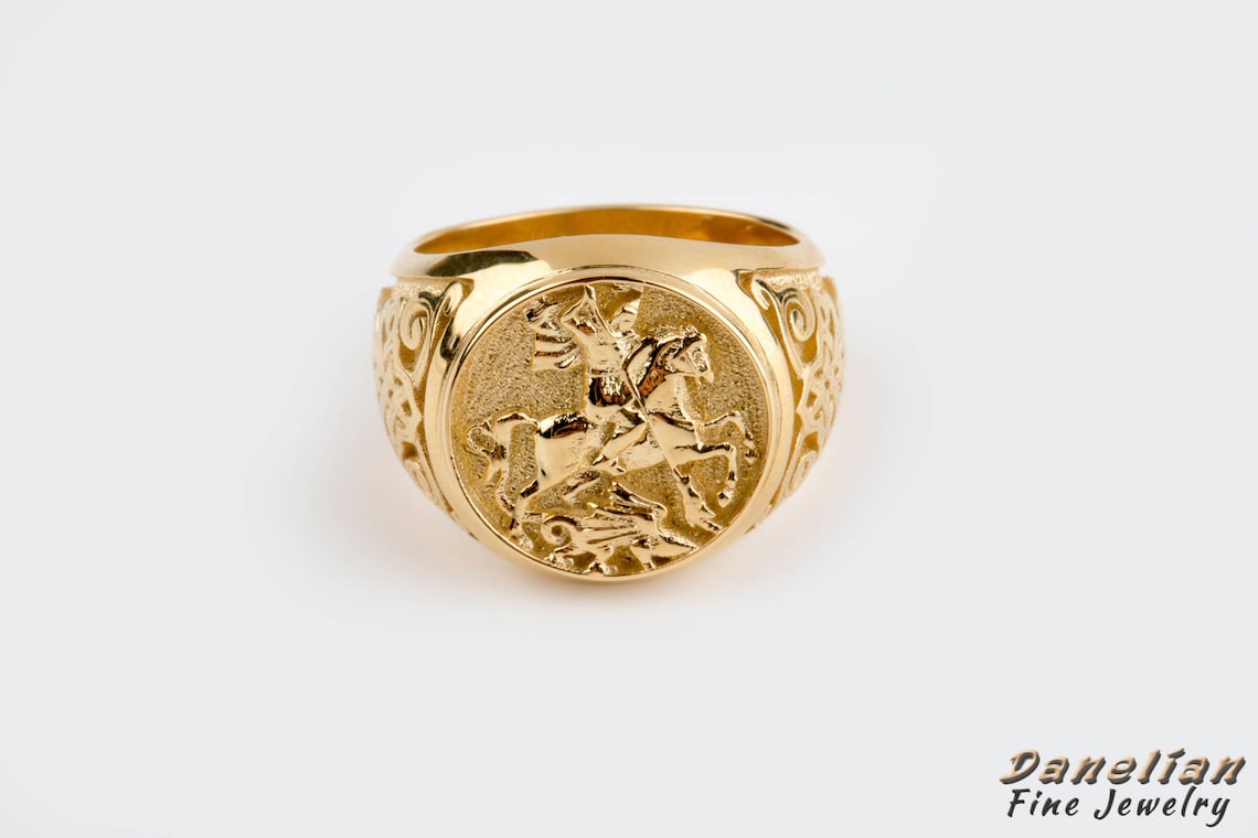 18k Gold Sovereign Signet Ring - Danelian Jewelry - Etsy