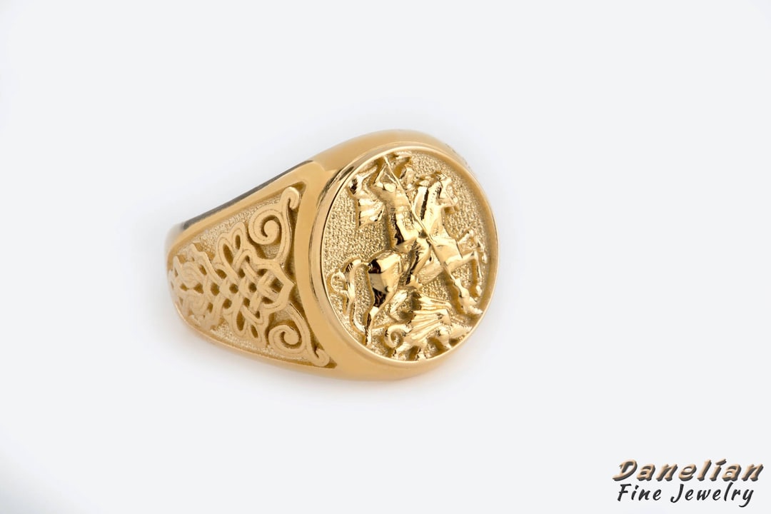 18k Gold Sovereign Signet Ring - Danelian Jewelry - Etsy