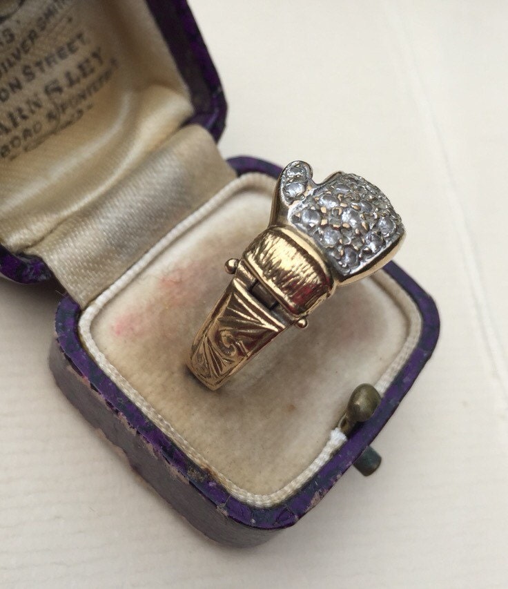 Vintage Gold Boxing Glove Ring, 9 Carat. Amazing piece