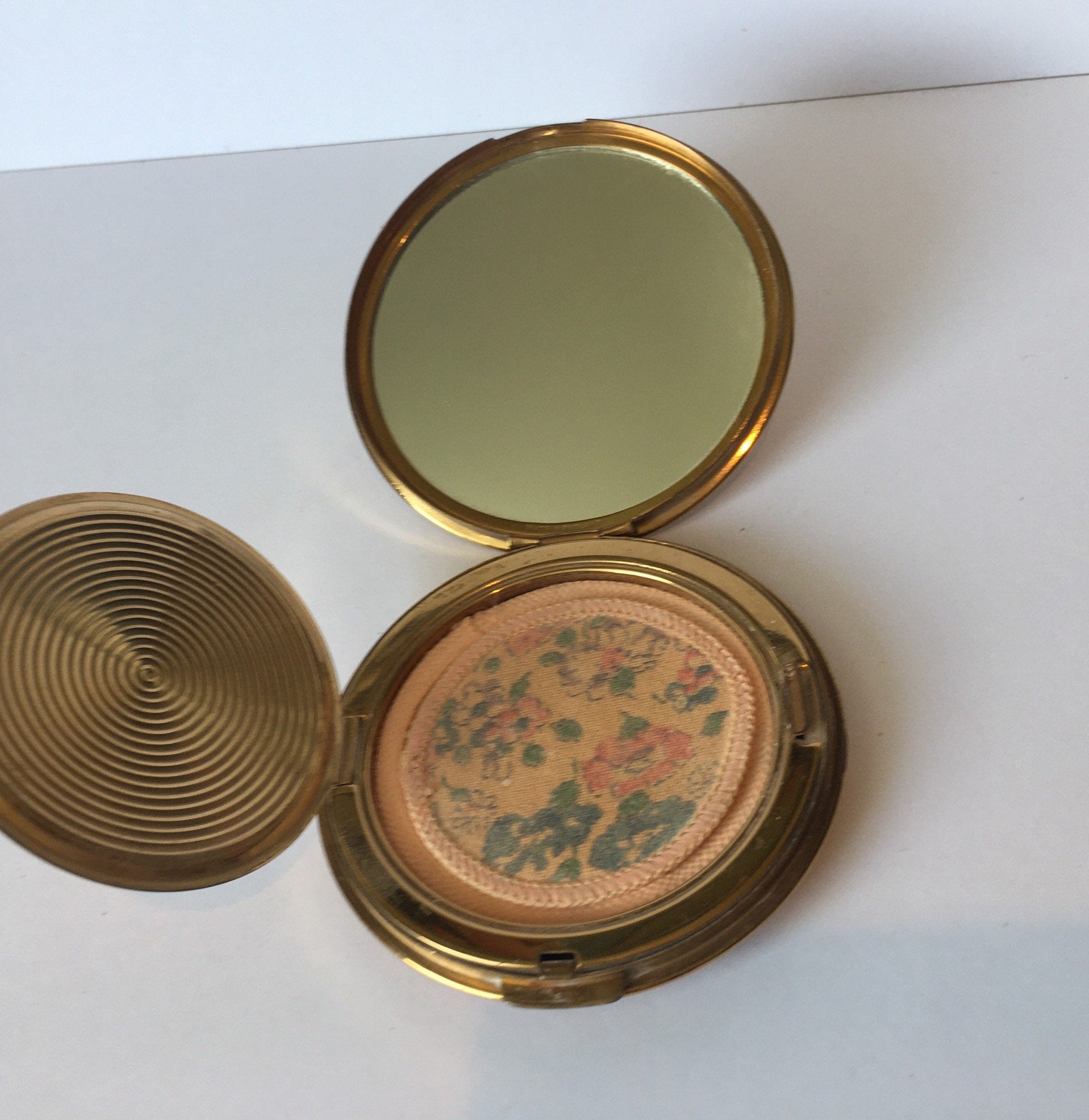 Vintage Compact, Compact, Vintage Gold Compact, beautiful piece.