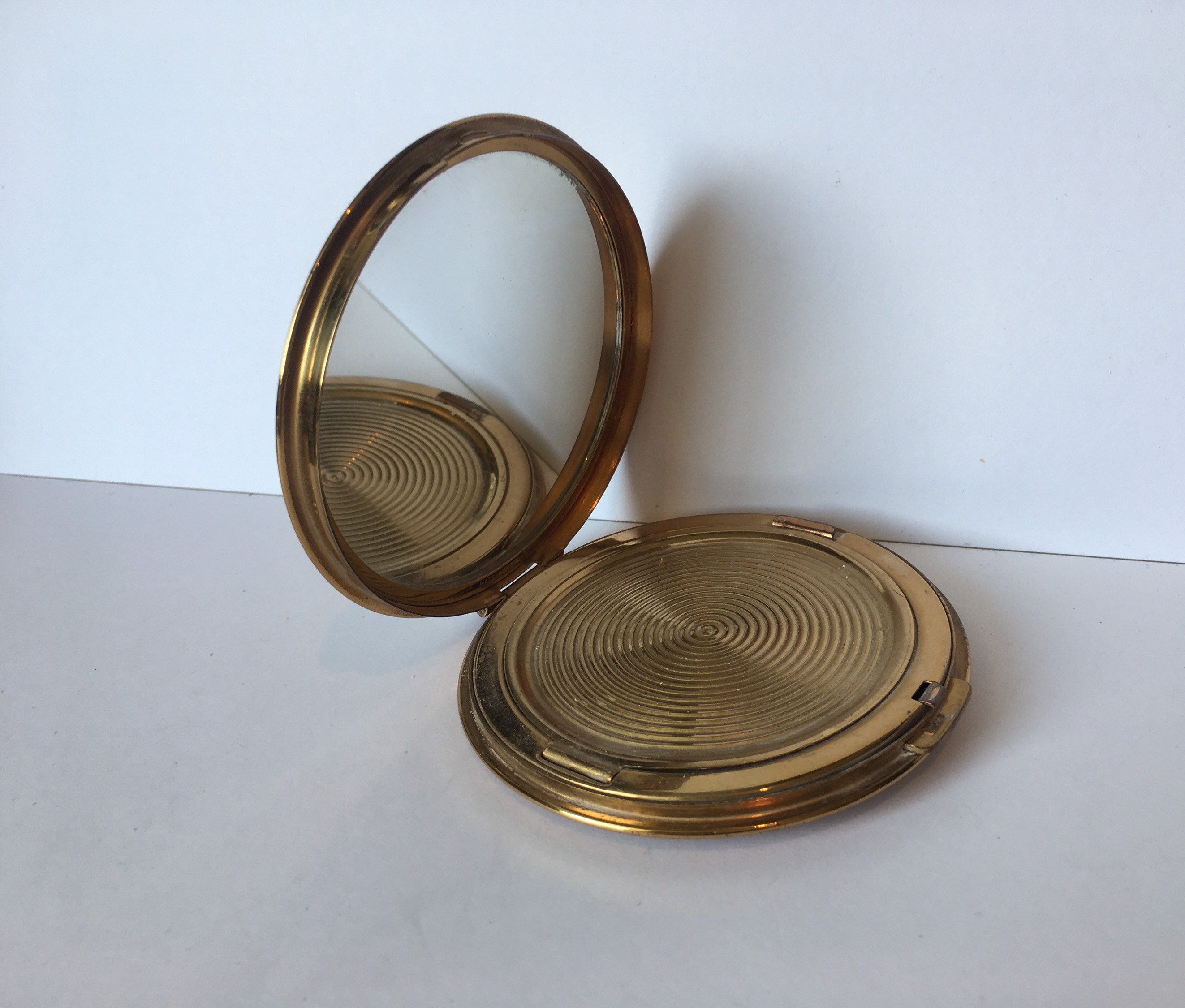 Vintage Compact, Compact, Vintage Gold Compact, beautiful piece.