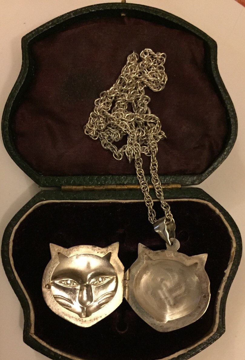 Vintage Silver Cat Locket, fantastic item