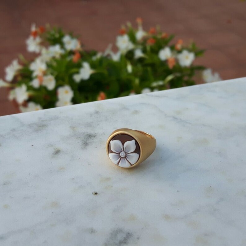 Flower cameo ring handmade shell cameo italian cameo ring - Etsy Italia