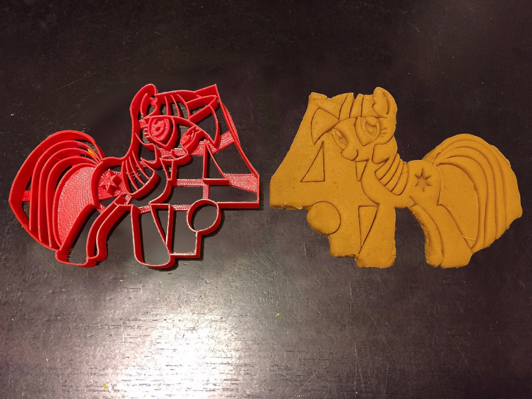My Little Pony Princess Twilight Sparkle Cookie Cutter Holding the ...