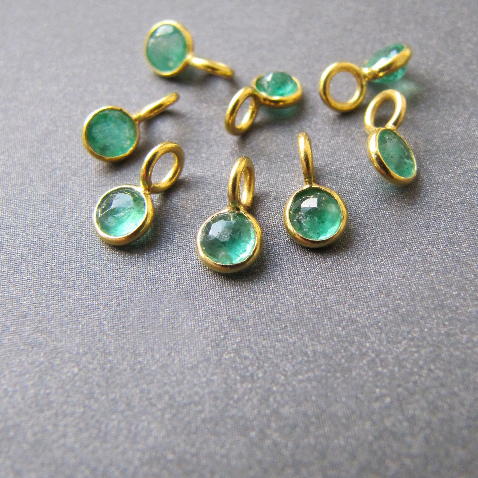 18k Gold 3.50mm Emerald Charm • 3.25mm Ring With 2mm Hole • Natural ...
