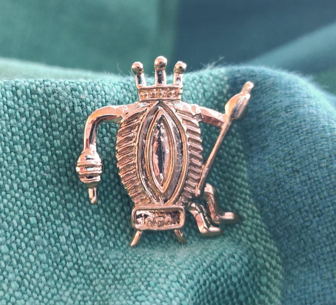 Medieval Badge Replica, Queen Vulva Pilgrim Badge, Renaissance Fair ...