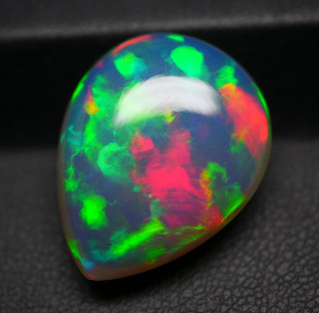21,00 ct, cabujón de ópalo etíope: forma de pera, rojo-verde fuego ...