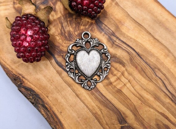 Vintage Ornate Victorian Heart Shaped Necklace Pendan… - Gem