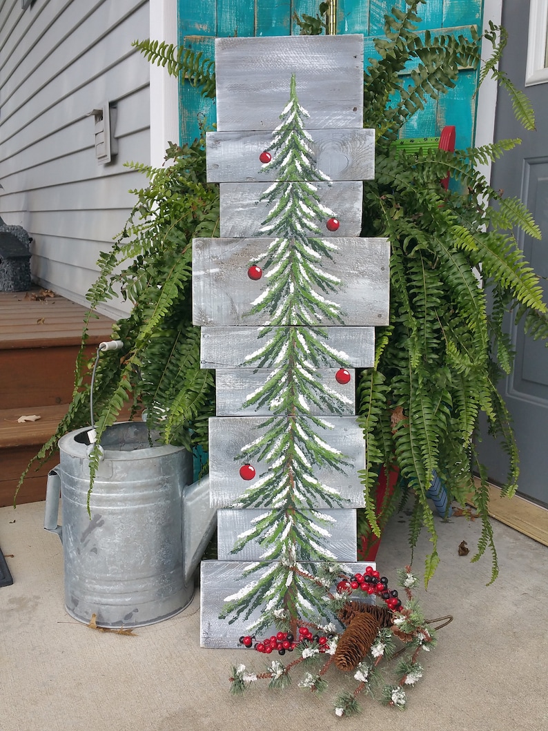 Christmas Tree Sign, White Washed Gray, Red Bulbs, Reclaimed Pallet Art ...