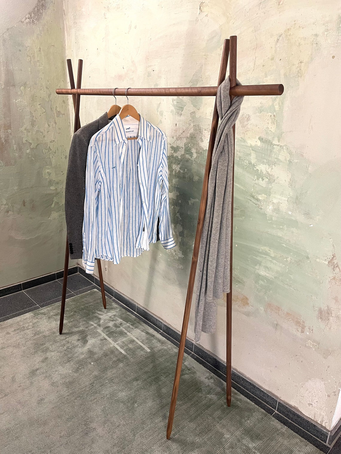 Minimalist Oak or Walnut Clothes Stand - Modern Shirt Rack (160cm) - Etsy