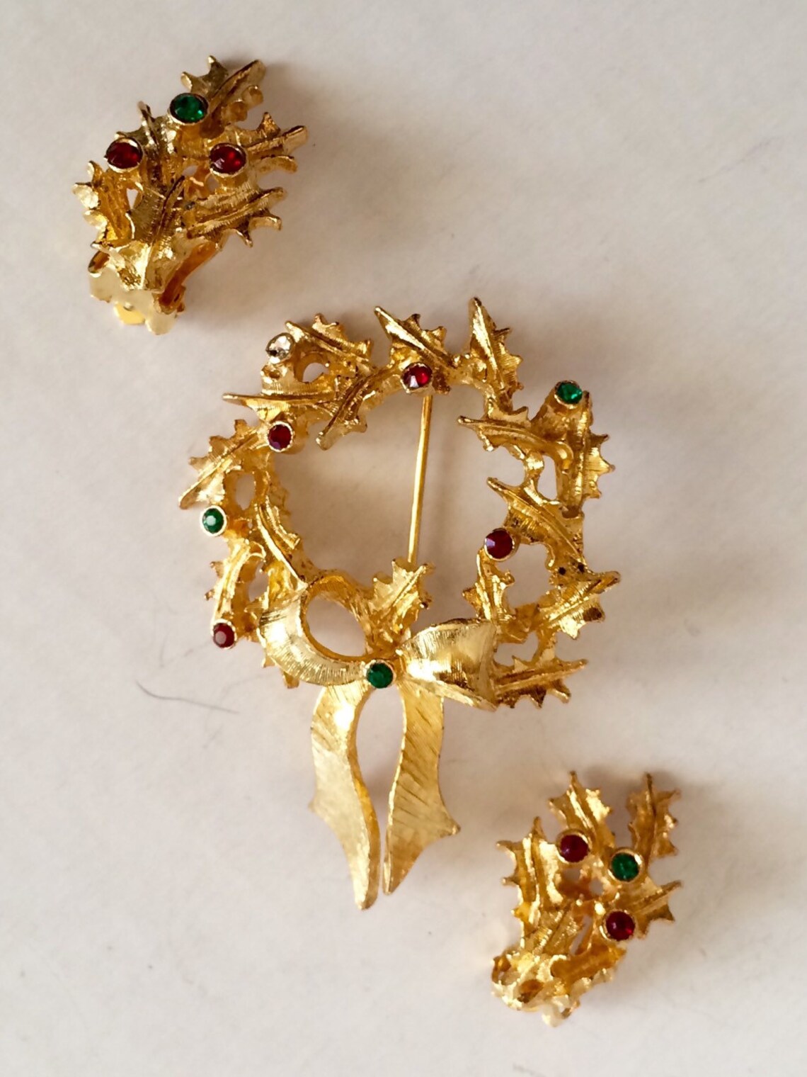 Vintage Mylu Christmas Jewelry Wreath Brooch and Earrings Set Red ...