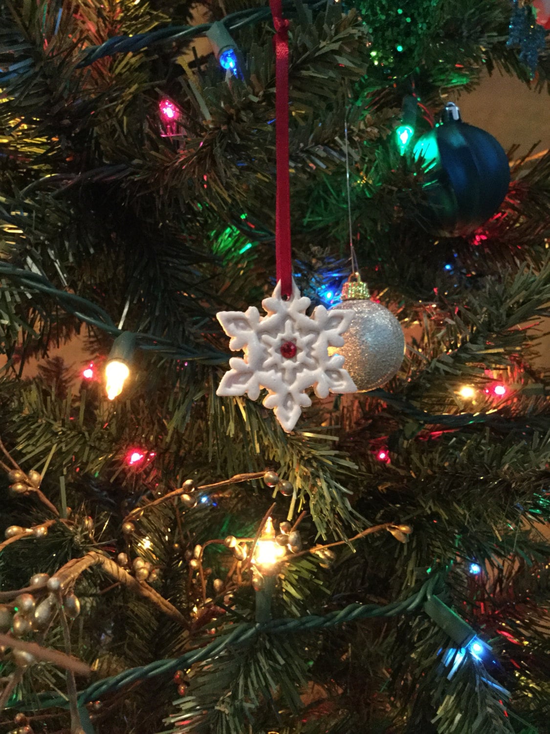 Set of 4 White & Red Snowflake Mini Glitter Snowflake Gift Decoration ...