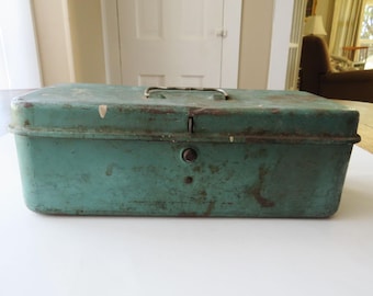 Rusty Chippy Green Tackle Box 40s to 50s Vintage Metal Tool Storage Box ...