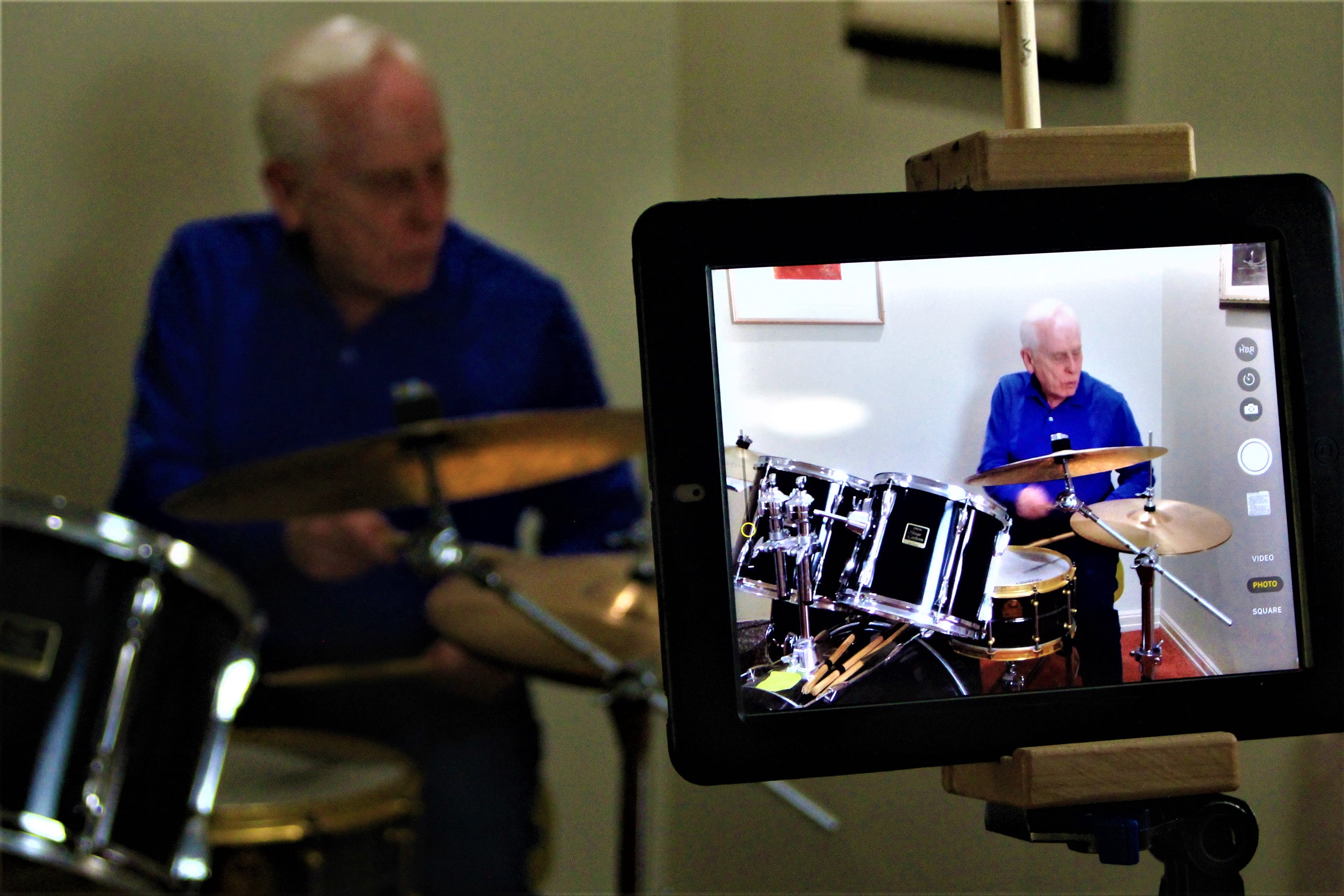 The Smart Easel™, A Natural and Easy Way to Hold Your Phone/tablet ...