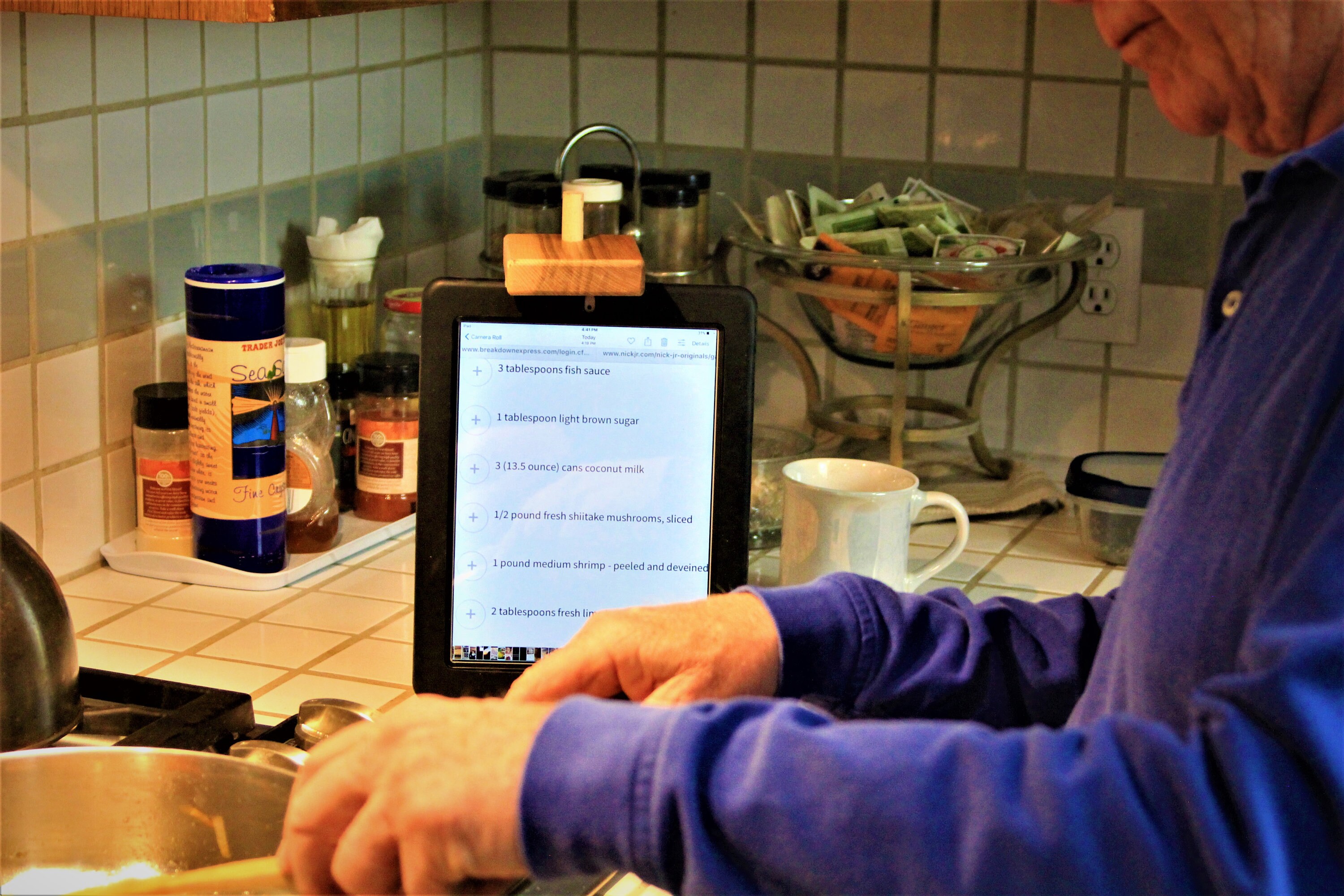 The Smart Easel™ A natural and easy way to hold your | Etsy