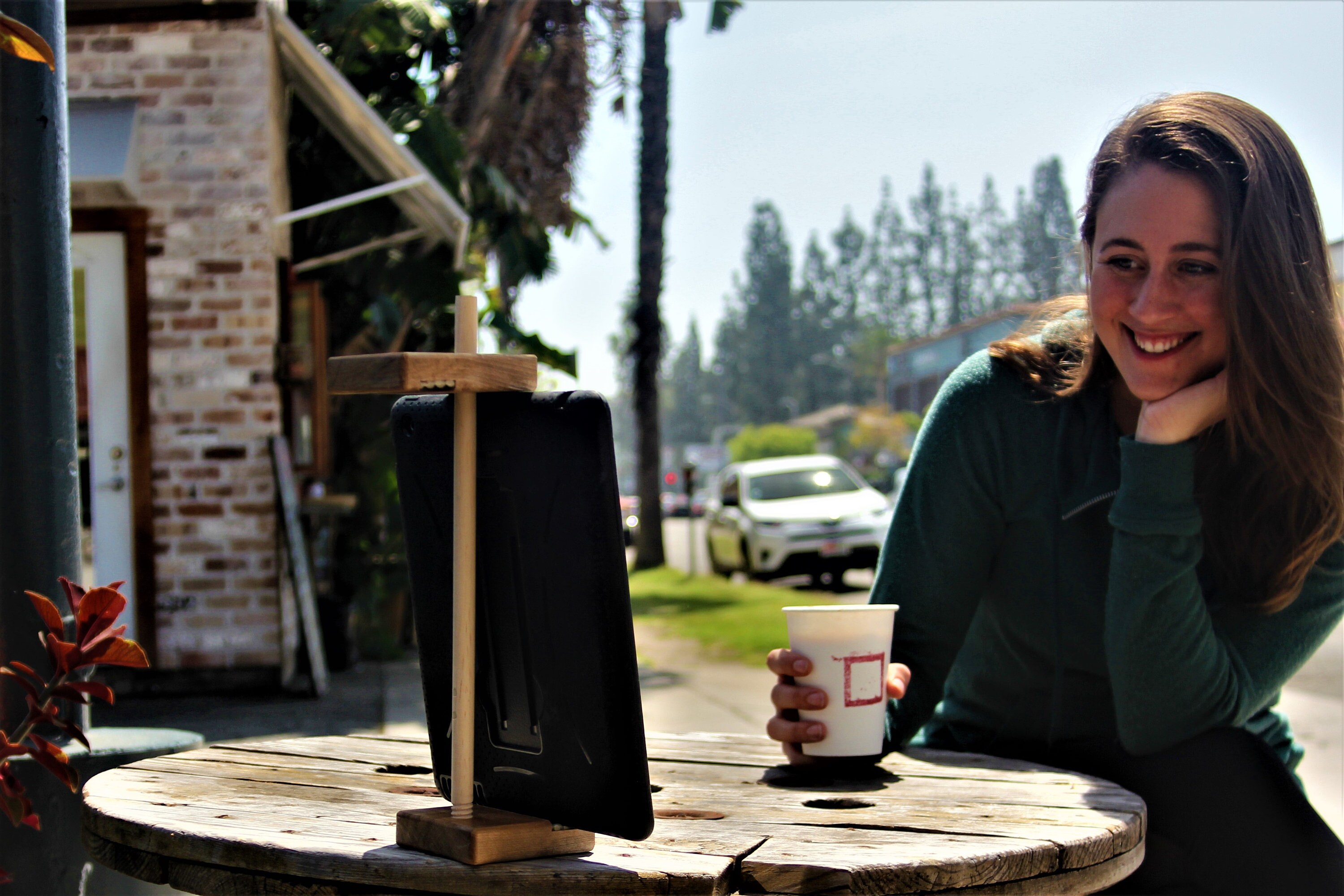 The Smart Easel™, A Natural and Easy Way to Hold Your Phone/tablet ...