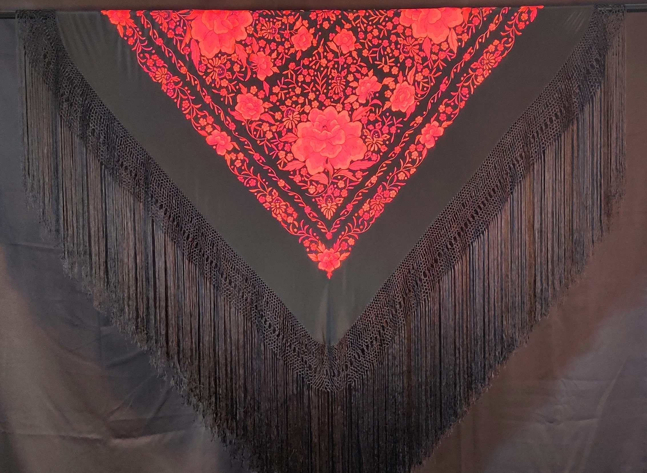 Exquisite Handmade Spanish Mantón De Manila: Intricate Silk Embroidery ...