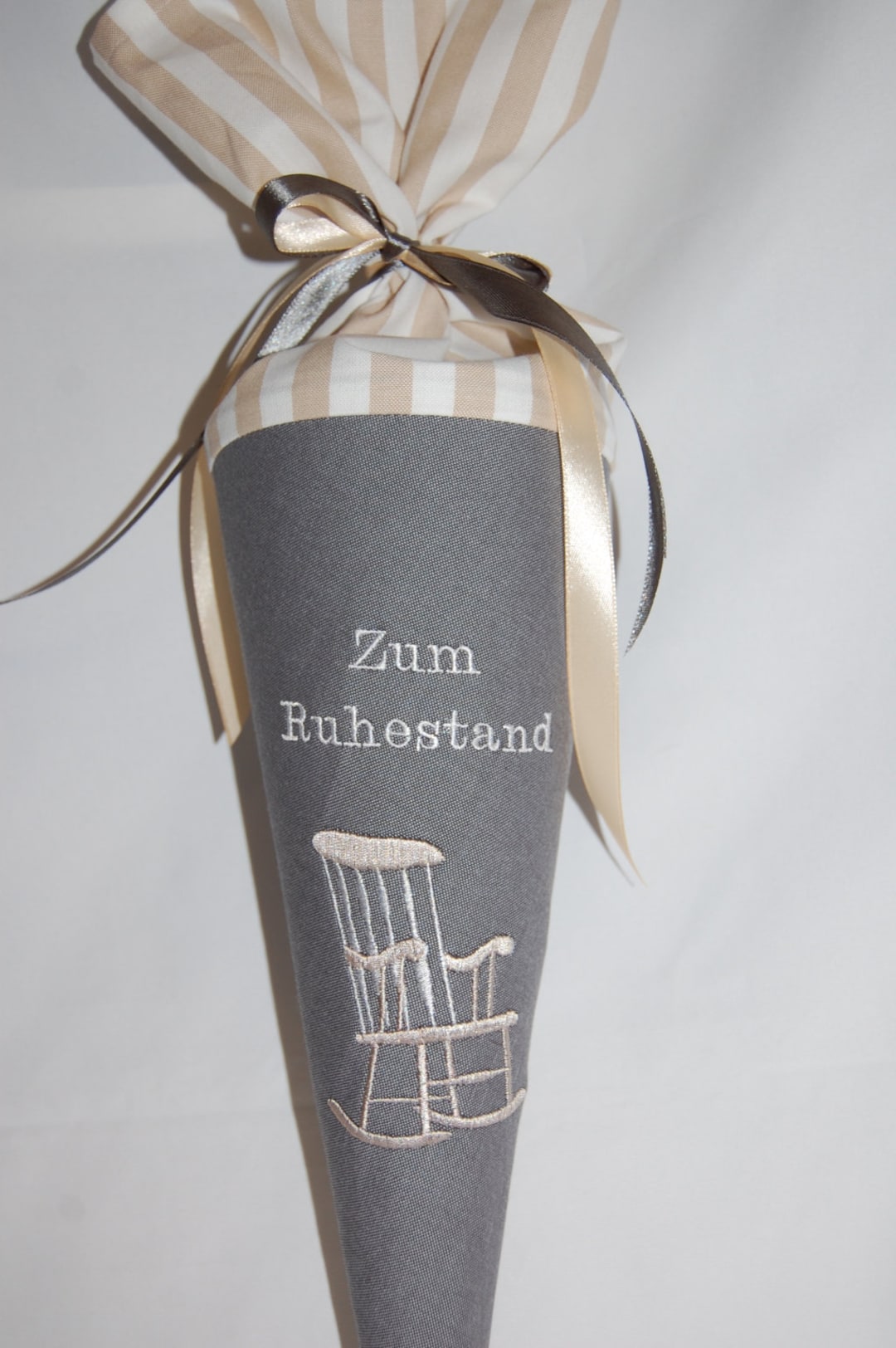 Geschenk zum Ruhestand - Rentnertüte mit Schaukelstuhl in grau und ...