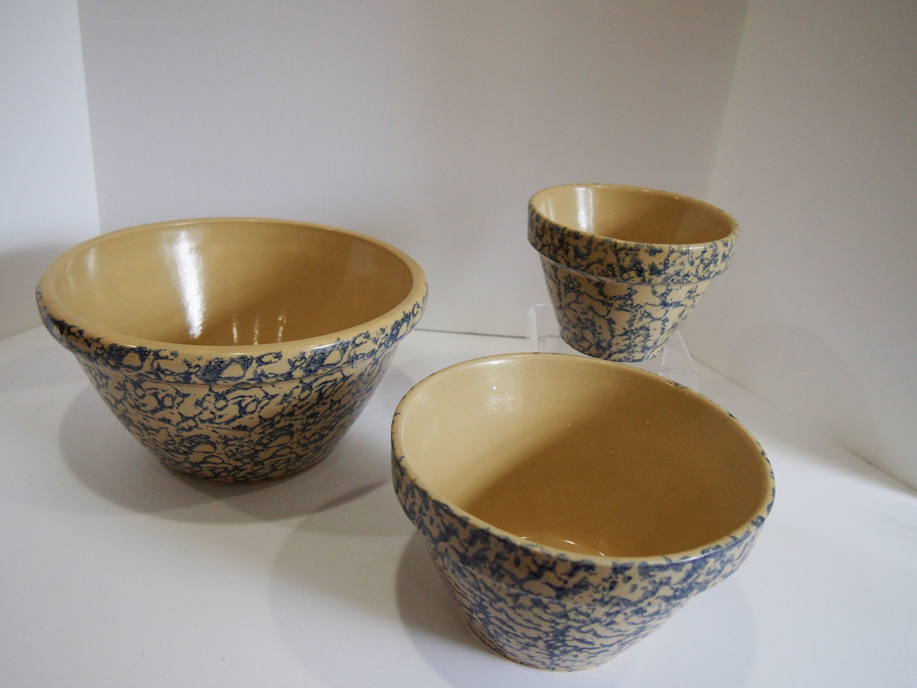 Three (3) Vintage Robinson Ransbottom Ohio Pottery Blue Sponge Mixing ...