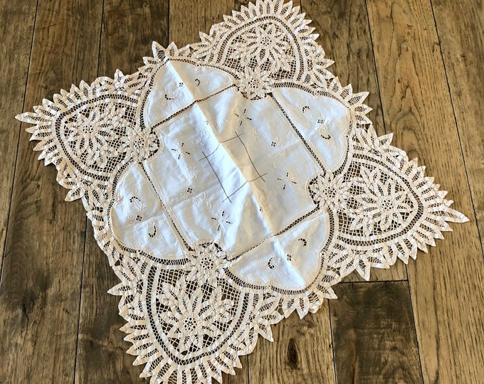 Antique Doilies Vintage Doily Table Runner Dresser Doilies Vintage ...