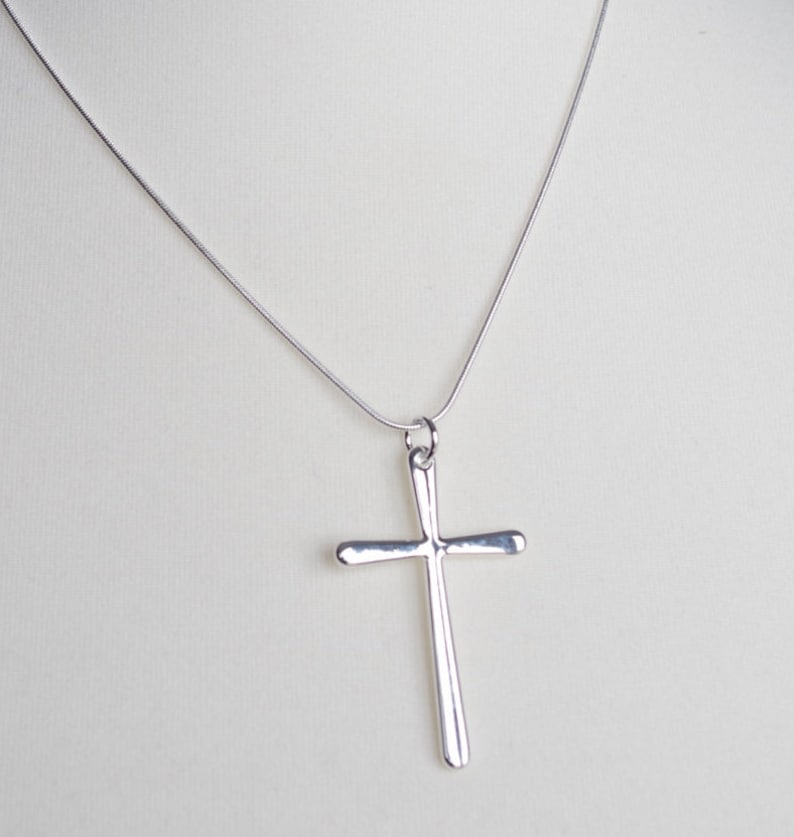 Collier avec une croix argentée Croix moderne Collier chrétien - Etsy ...