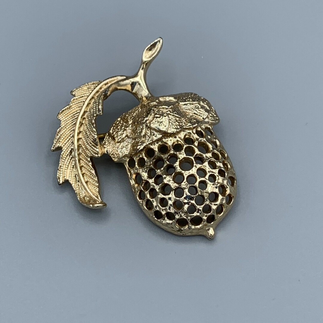 Vintage Sarah Coventry Golden Acorn Gold Tone Filigree Acorn Pin Brooch ...