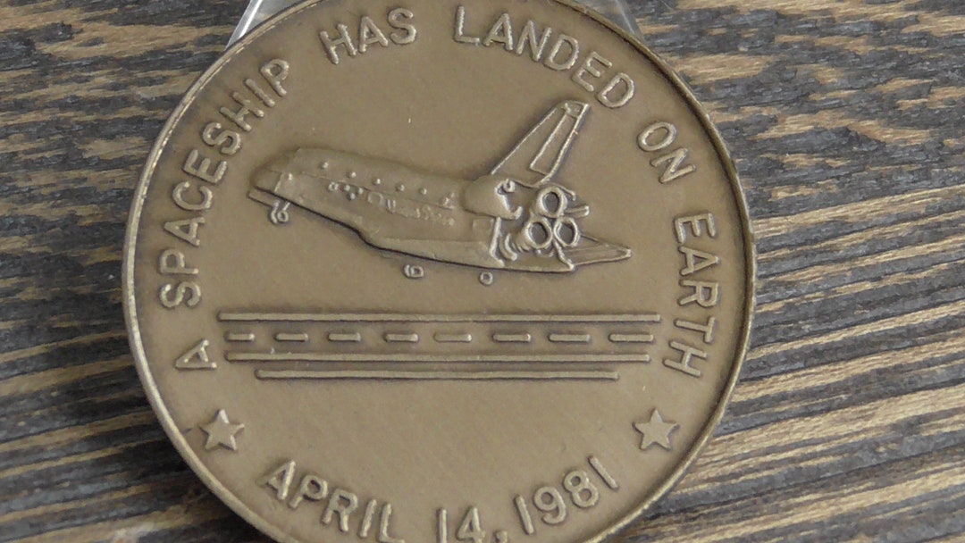 NASA Space Shuttle Columbia 1981 A Spaceship Landed on Earth Coin #332W ...