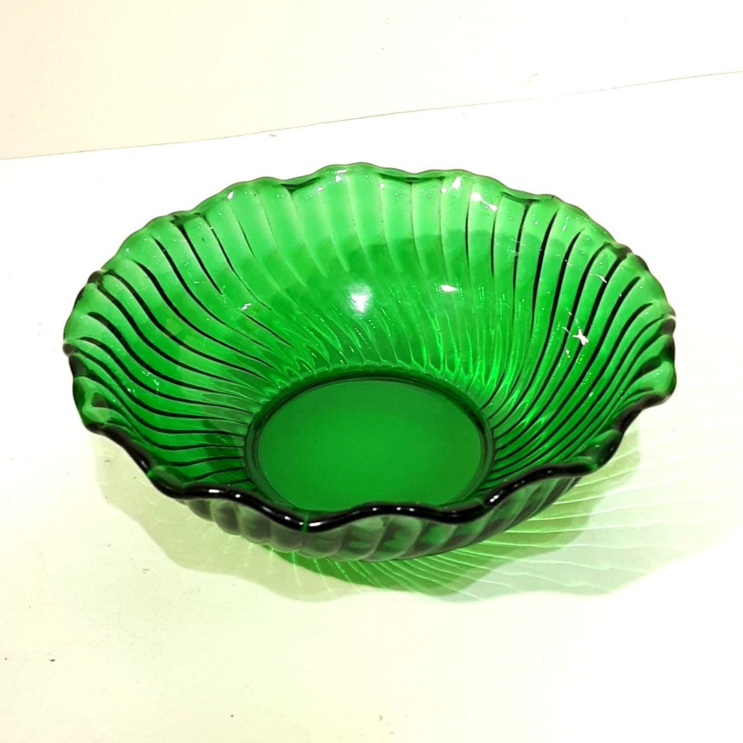 Vintage Emerald Green Ribbed Glass Bowl 7.5" Ruffled Edge Serving Salad ...