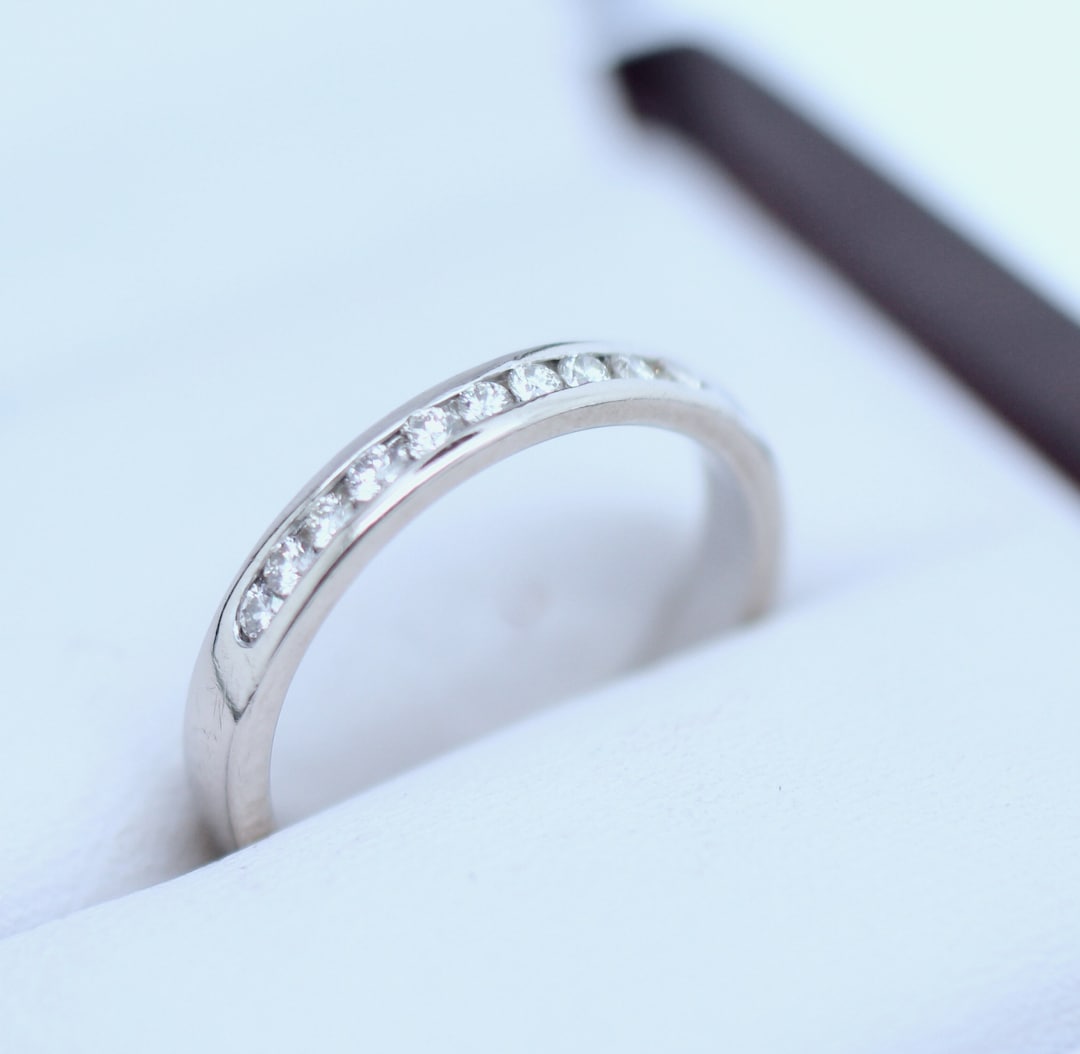 Banda de oro blanco sólido de 18 quilates, banda de aniversario con ...