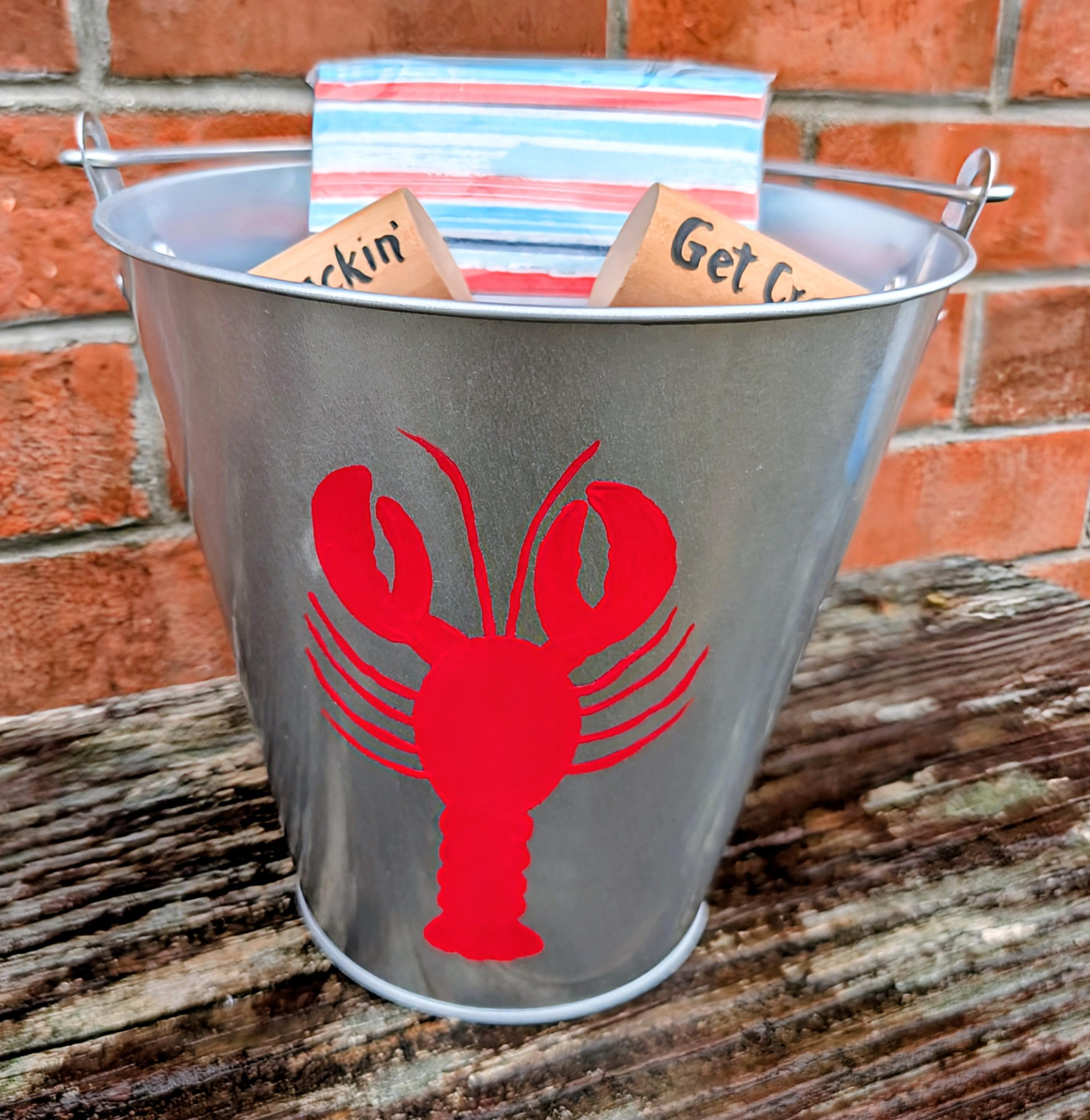 Red Lobster Crayfish Bucket, 2 Crab Mallets, Colorful Napkins Gift Set ...