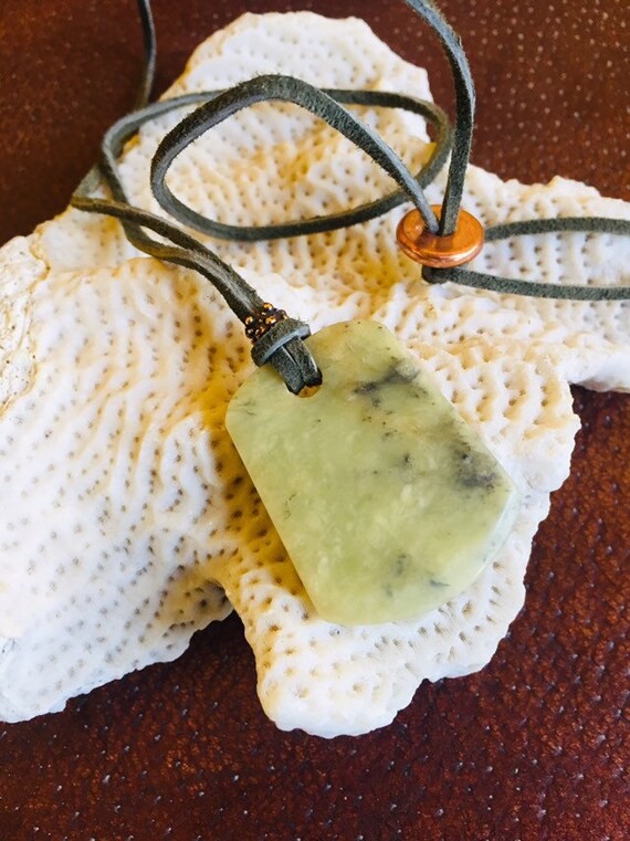 JUBILANT JADE - Vintage Serpentine Jade and Leather … - Gem