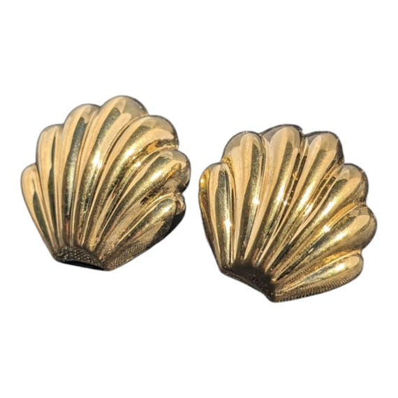 Vintage Monet Gold Tone Shell Shape Earrings Pierced - Gem